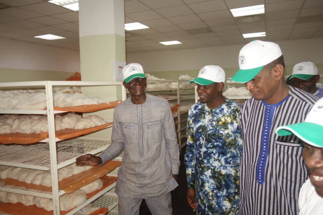 Visite du Ministre du Développement Industriel, du Commerce, de l ...